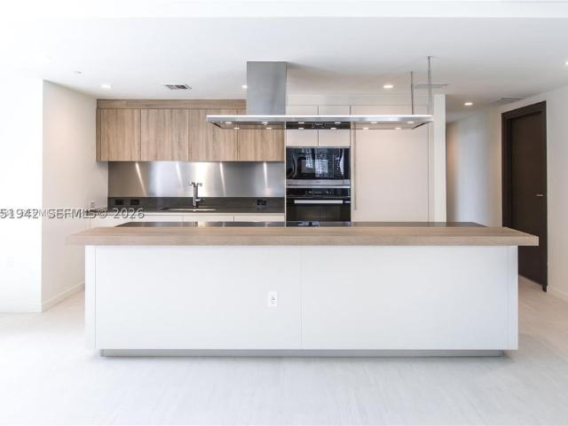Luxury apartment complex for rent in Miami, Florida