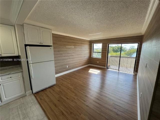 Luxury apartment complex for rent in Miami Terrace Mobile Home, Florida