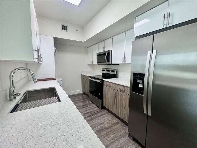 Luxury apartment complex for rent in Miami, United States