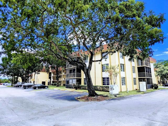 Luxury apartment complex for rent in Miramar, Florida