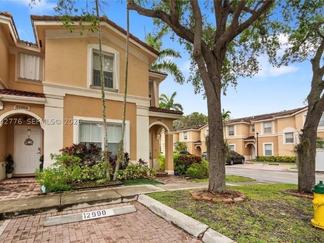 Luxury apartment complex for rent in Miramar, Florida