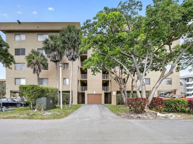 Luxury apartment complex for rent in North Lauderdale, Florida