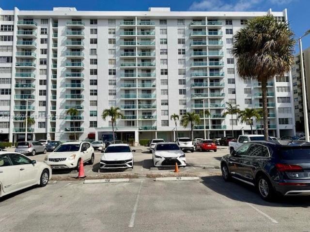 Luxury apartment complex for rent in North Miami Beach, Florida