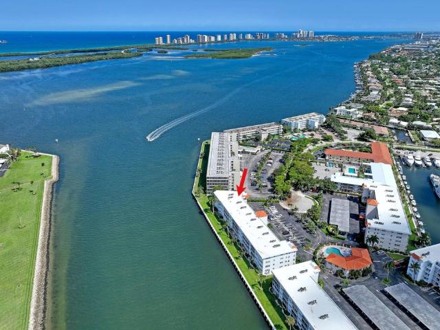 Luxury apartment complex for rent in North Palm Beach, United States