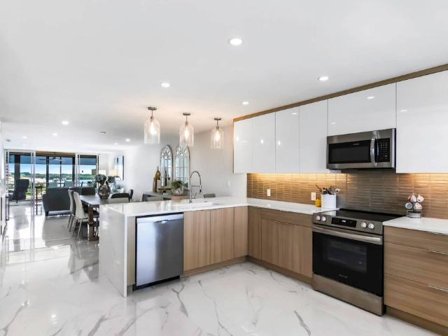 Luxury apartment complex for rent in North Palm Beach, United States