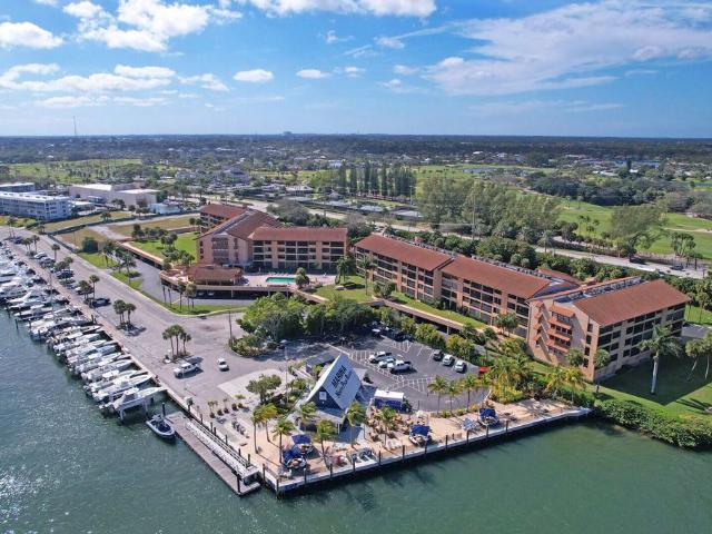 Luxury apartment complex for rent in North Palm Beach, United States