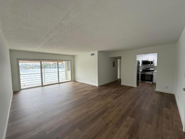 Luxury apartment complex for rent in North Palm Beach, United States