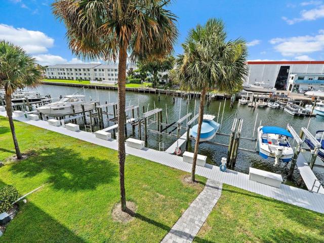 Luxury apartment complex for rent in North Palm Beach, United States