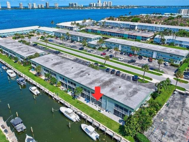 Luxury apartment complex for rent in North Palm Beach, United States
