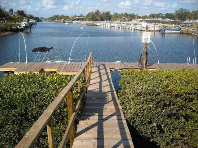Luxury apartment complex for rent in North Palm Beach, United States
