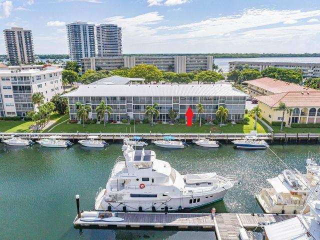 Luxury apartment complex for rent in North Palm Beach, United States