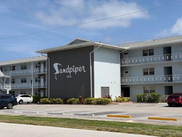 Luxury apartment complex for rent in North Palm Beach, United States