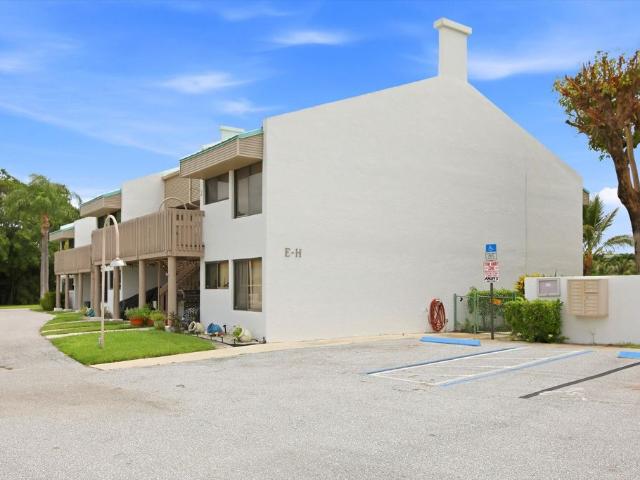 Luxury apartment complex for rent in North Palm Beach, United States