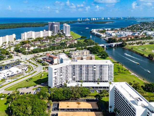 Luxury apartment complex for rent in North Palm Beach, United States