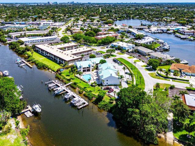 Luxury apartment complex for rent in North Palm Beach, Florida