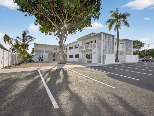 Luxury apartment complex for rent in North Palm Beach, Florida