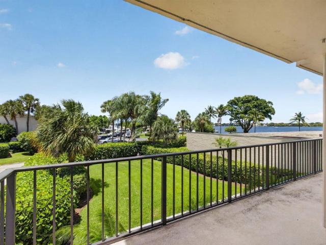 Luxury apartment complex for rent in North Palm Beach, Florida