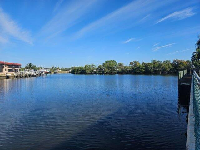 Luxury apartment complex for rent in North Palm Beach, United States