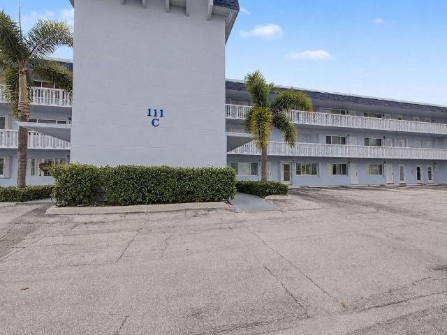 Luxury apartment complex for rent in North Palm Beach, Florida