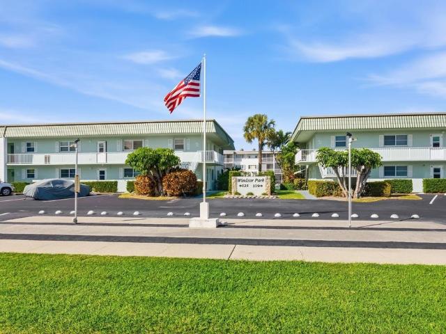 Luxury apartment complex for rent in North Palm Beach, Florida