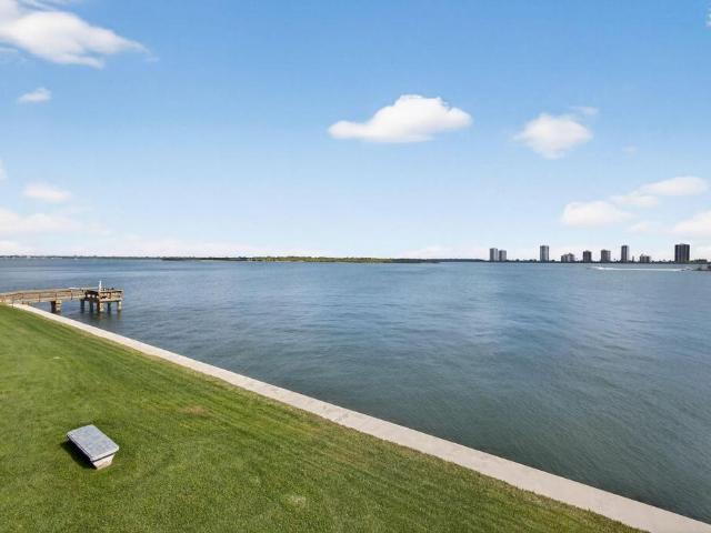 Luxury apartment complex for rent in North Palm Beach, Florida