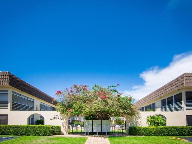 Luxury apartment complex for rent in North Palm Beach, Florida