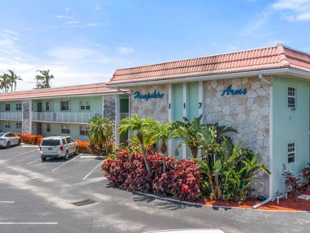 Luxury apartment complex for rent in North Palm Beach, Florida