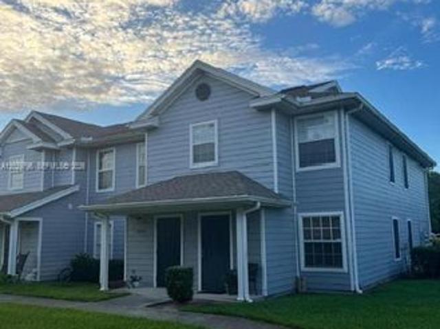 Luxury apartment complex for rent in Naples, Florida