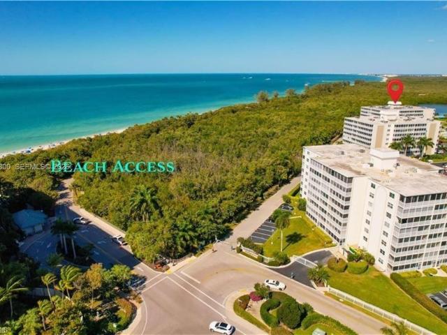 Luxury apartment complex for rent in Naples, United States