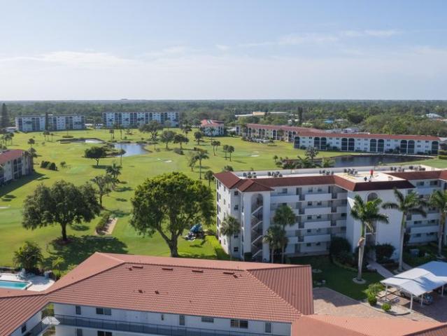 Luxury apartment complex for rent in Naples, United States