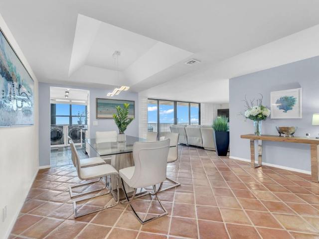 Luxury apartment complex for rent in South Palm Beach, United States