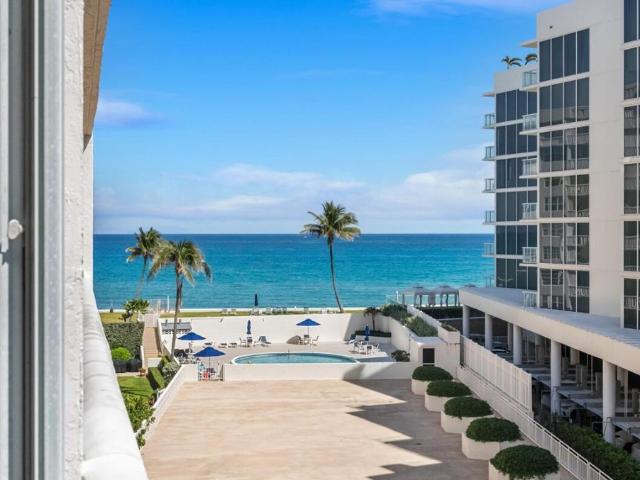 Luxury apartment complex for rent in South Palm Beach, United States