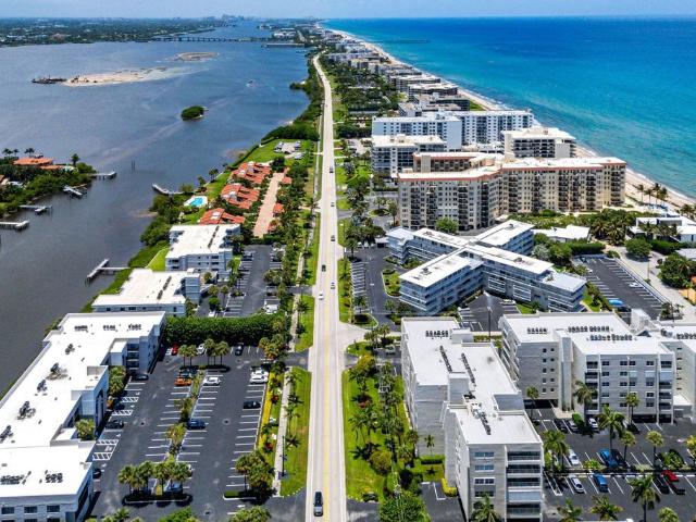 Luxury apartment complex for rent in South Palm Beach, United States