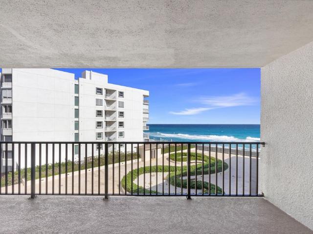 Luxury apartment complex for rent in South Palm Beach, Florida