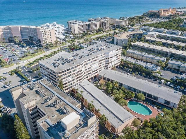 Luxury apartment complex for rent in South Palm Beach, Florida
