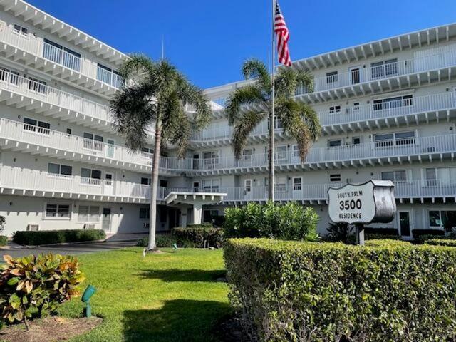 Luxury apartment complex for rent in South Palm Beach, Florida