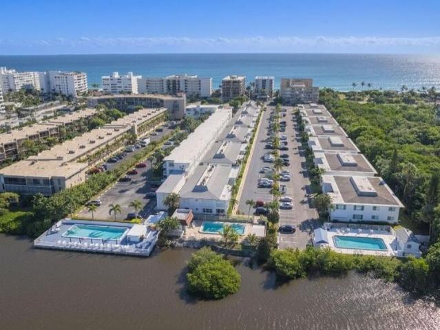 Luxury apartment complex for rent in South Palm Beach, Florida