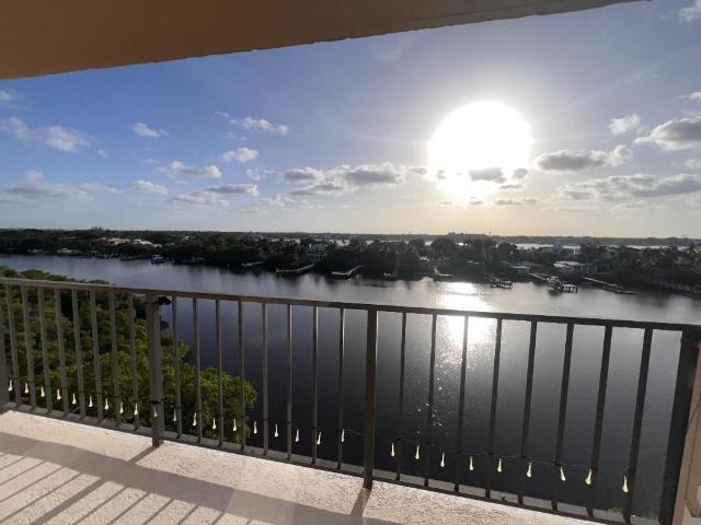 Luxury apartment complex for rent in South Palm Beach, United States
