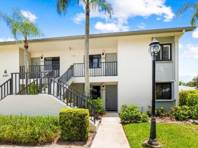 Luxury apartment complex for rent in Stuart, Florida