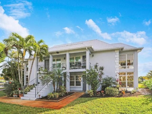 Luxury apartment complex for rent in Stuart, Florida