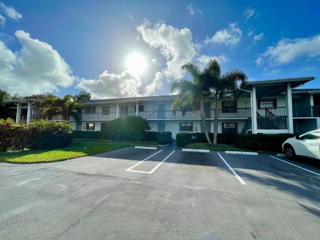 Luxury apartment complex for rent in Stuart, United States