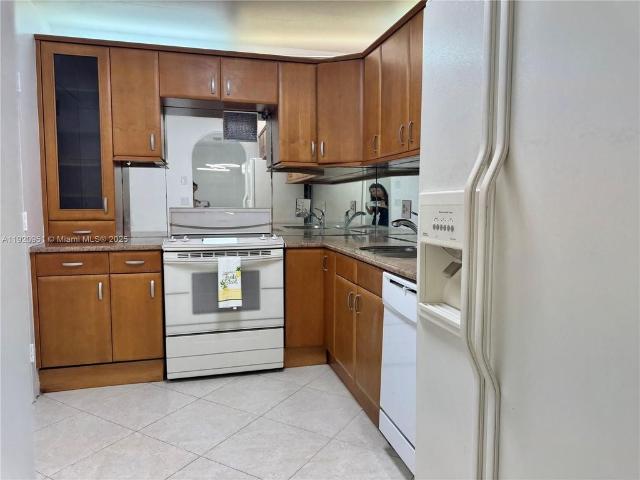 Luxury apartment complex for rent in Sunny Isles Beach, United States