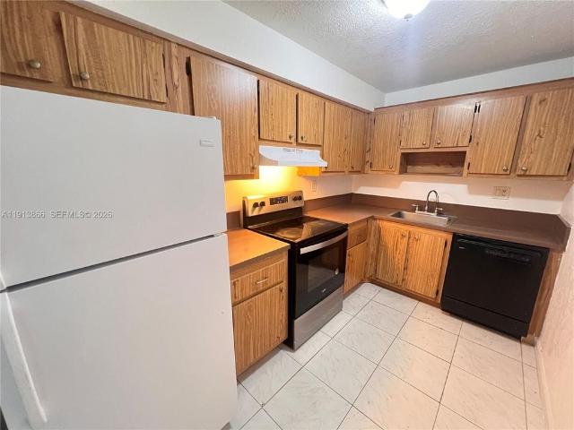 Luxury apartment complex for rent in Sunrise, United States