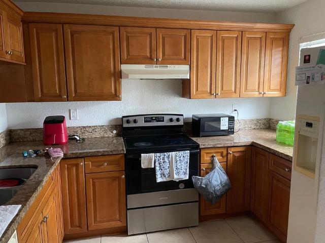 Luxury apartment complex for rent in Sunrise, United States