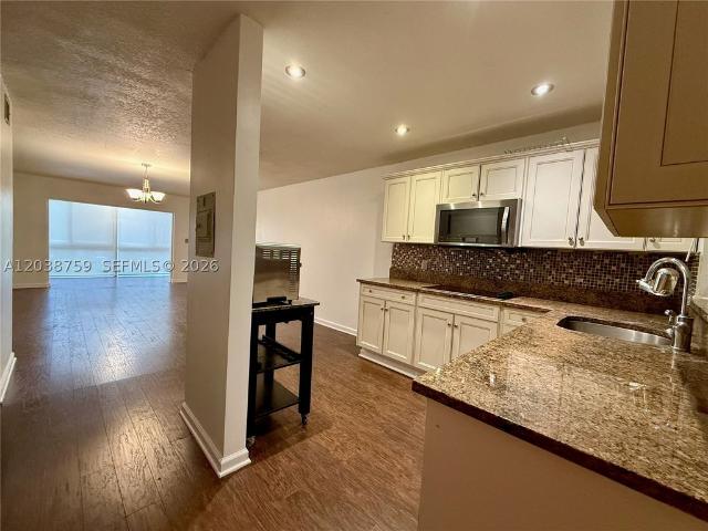 Luxury apartment complex for rent in Sunrise, United States