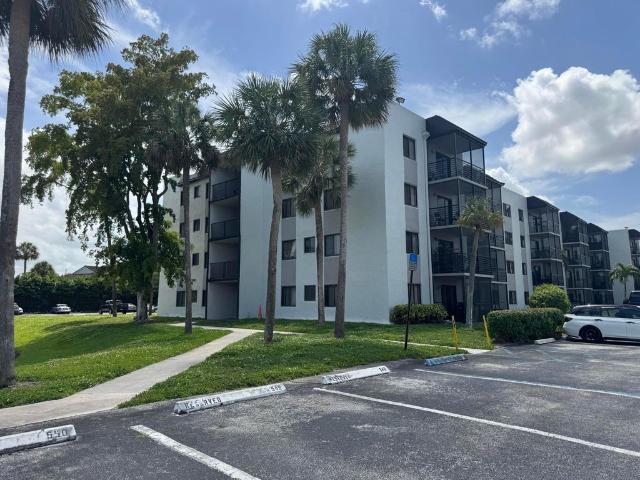 Luxury apartment complex for rent in Sunrise, Florida