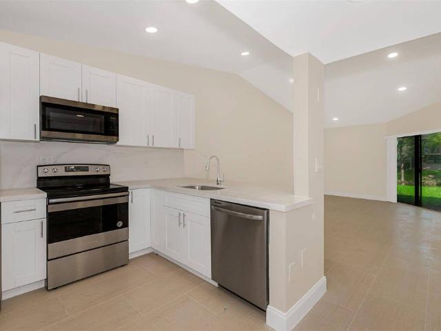 Luxury apartment complex for rent in Sunrise, Florida