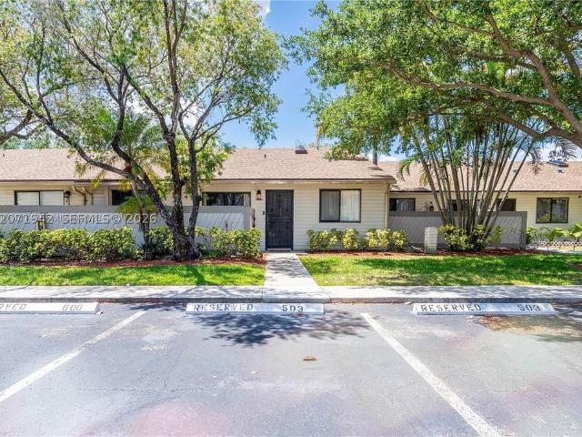 Luxury apartment complex for rent in Sunrise, Florida