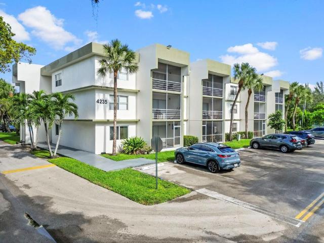 Luxury apartment complex for rent in Sunrise, Florida