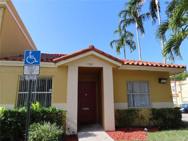 Luxury apartment complex for rent in Sunrise, Florida